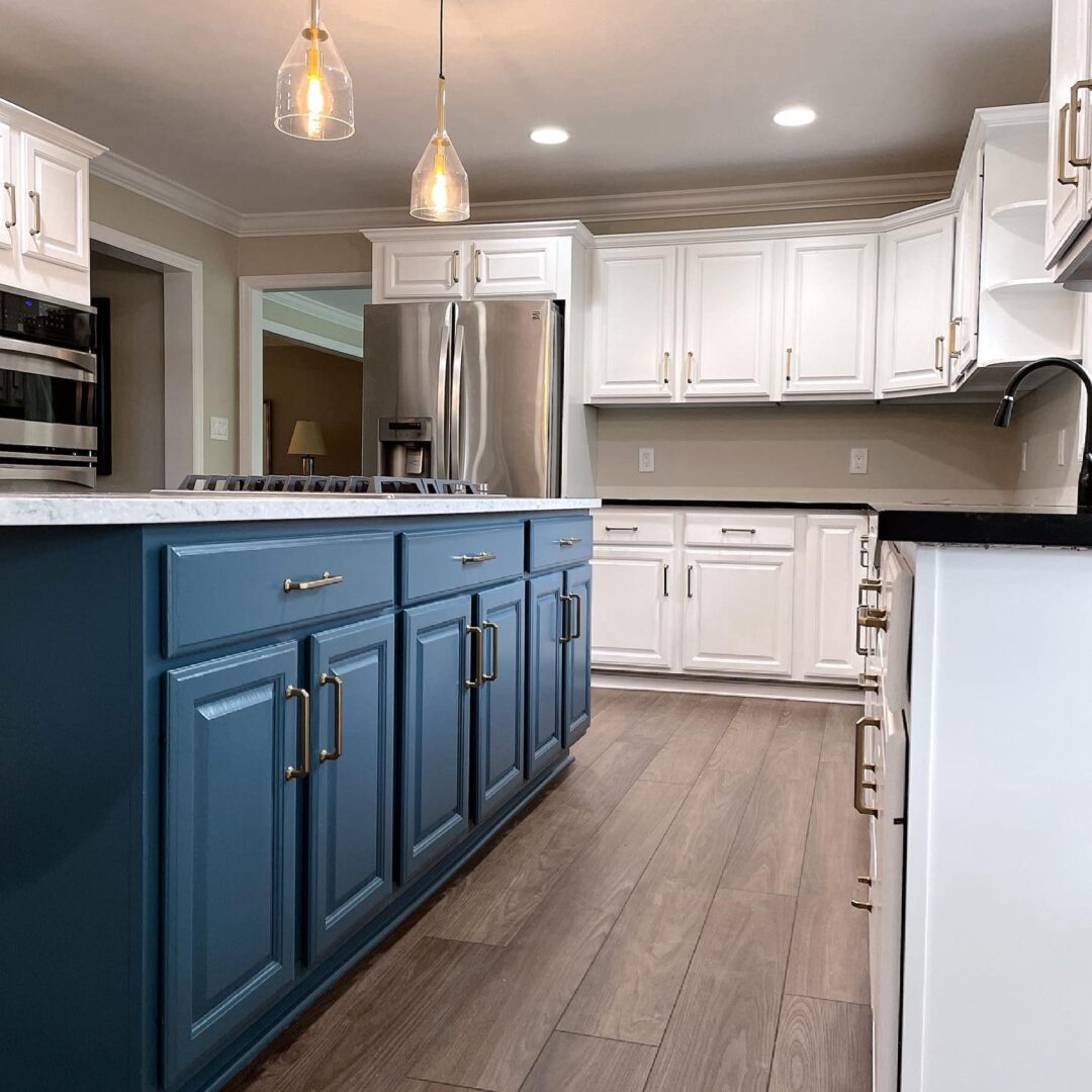 20+ Two-Tone Kitchen Inspiration: Stunning Two-Color Cabinet Ideas
