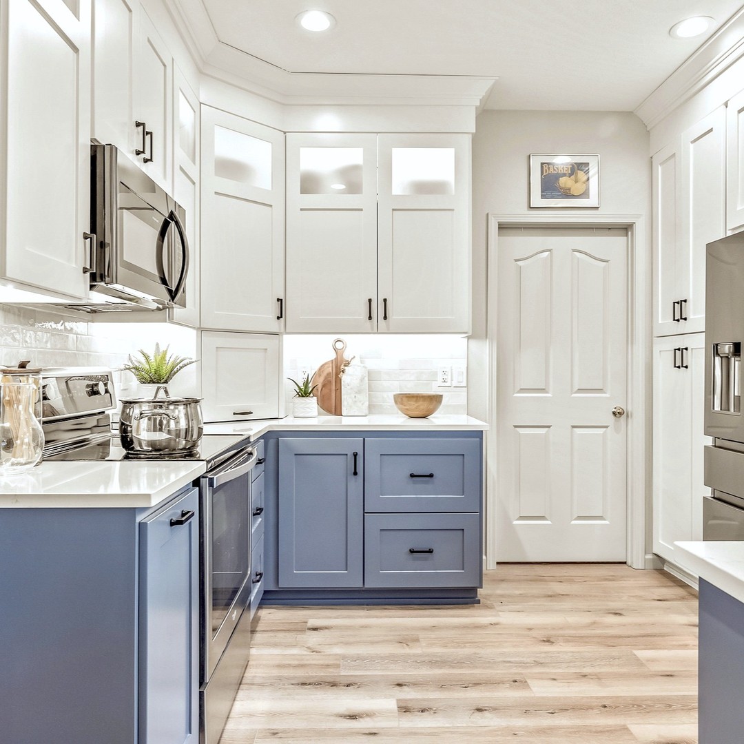 20+ Two-Tone Kitchen Inspiration: Stunning Two-Color Cabinet Ideas ...