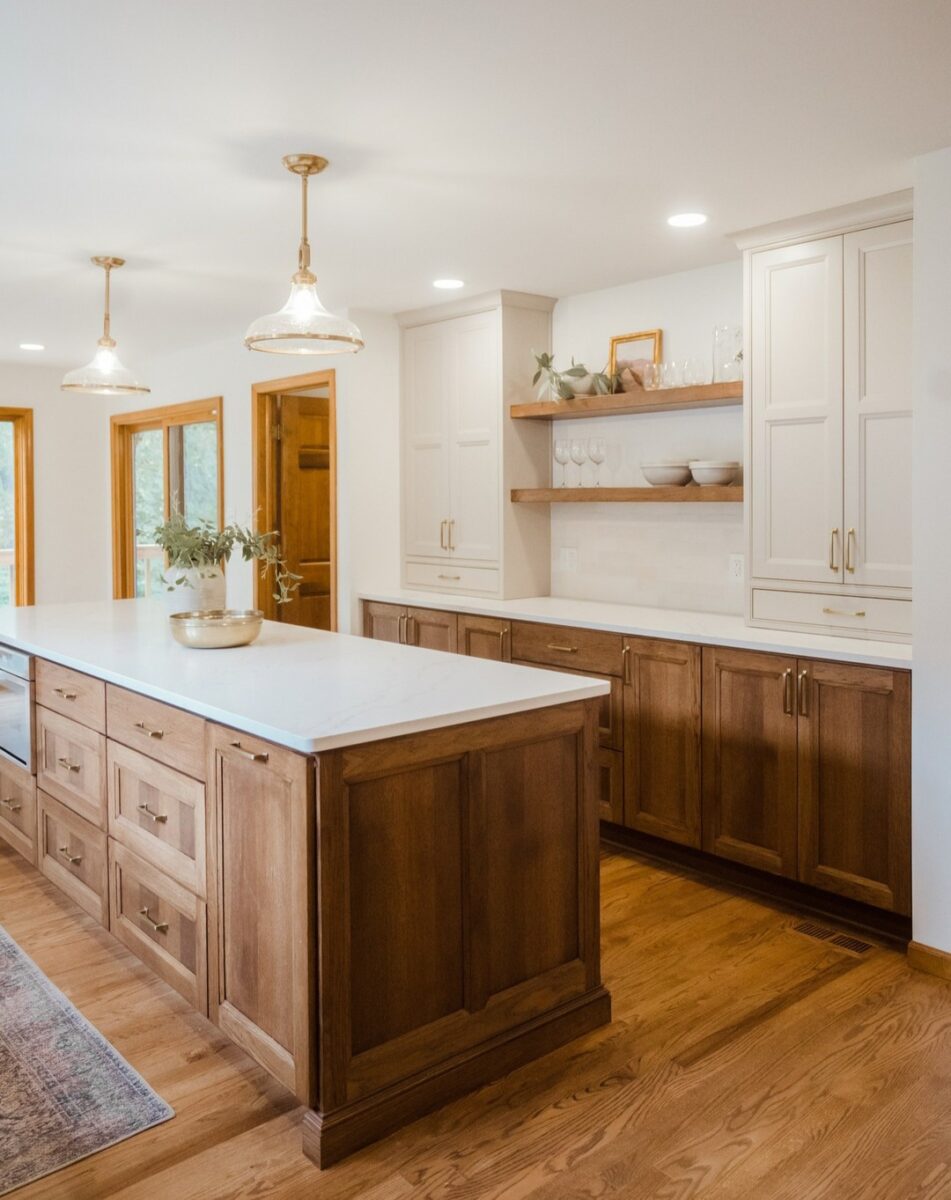 20+ Two-Tone Kitchen Inspiration: Stunning Two-Color Cabinet Ideas