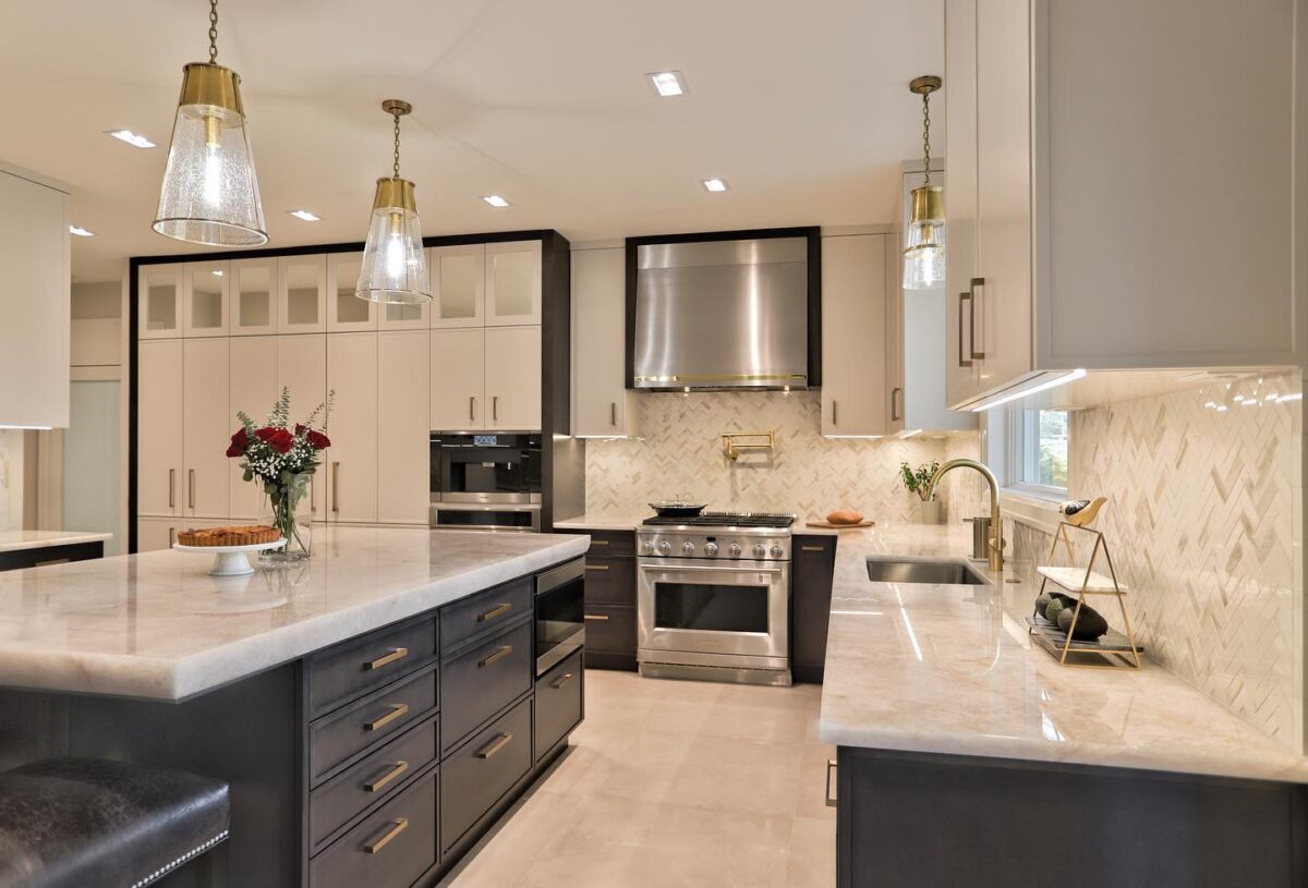 20+ Two-Tone Kitchen Inspiration: Stunning Two-Color Cabinet Ideas