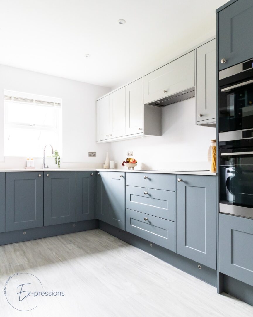 20+ Two-Tone Kitchen Inspiration: Stunning Two-Color Cabinet Ideas