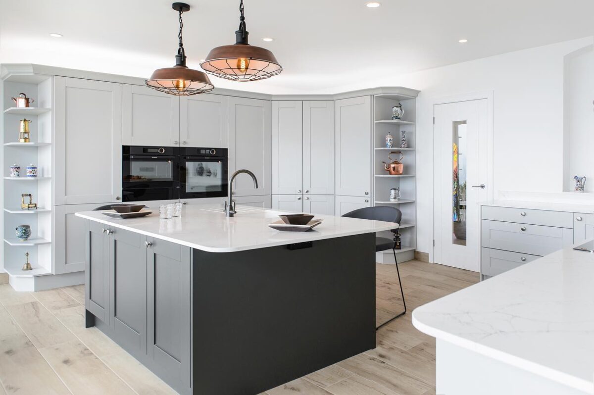 20+ Two-Tone Kitchen Inspiration: Stunning Two-Color Cabinet Ideas